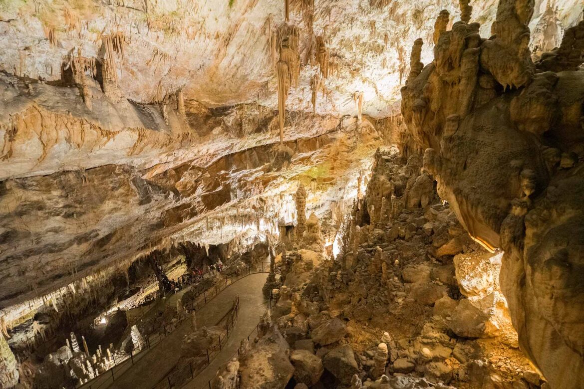 Zo bezoek je de indrukwekkende grotten van Postojna in Slovenië ...