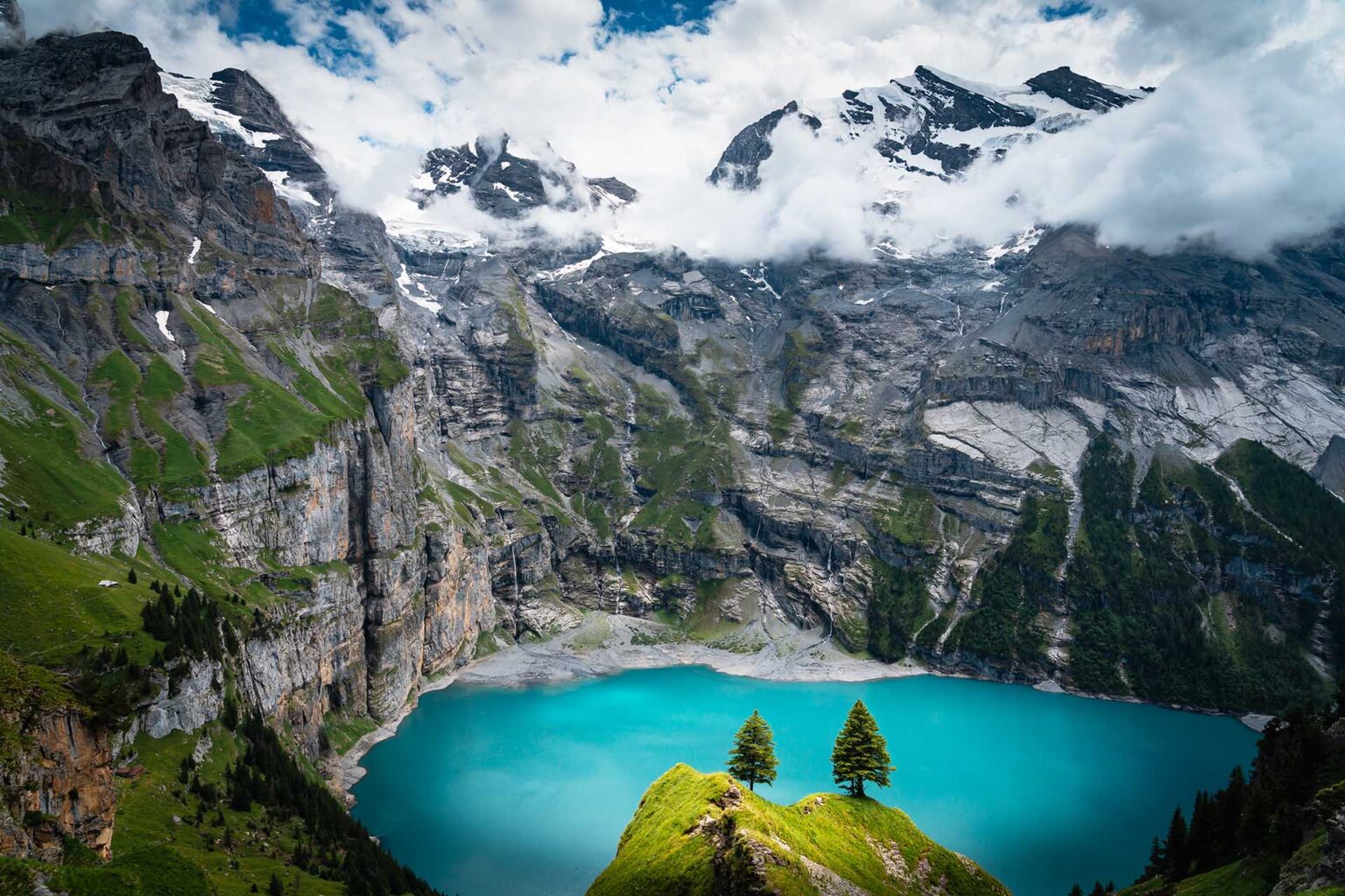 Oeschinensee in Zwitserland: wandelen boven spectaculair bergmeer ...