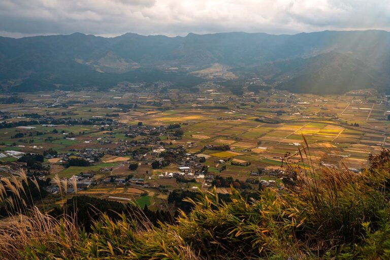 Zo bezoek je Mount Aso, de grootste actieve vulkaan van Japan - Karlijn ...